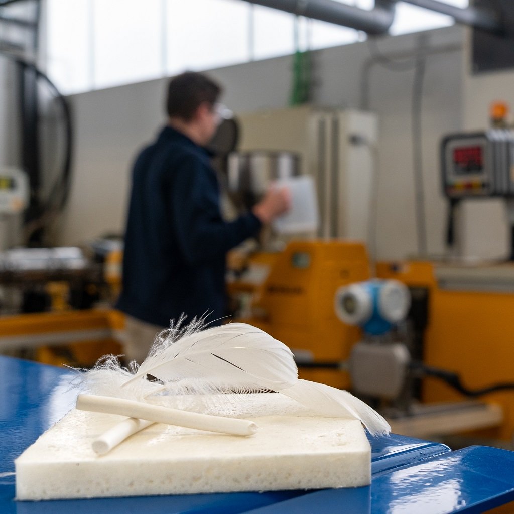 Poultry feather waste turned into sustainable foams suitable for ...